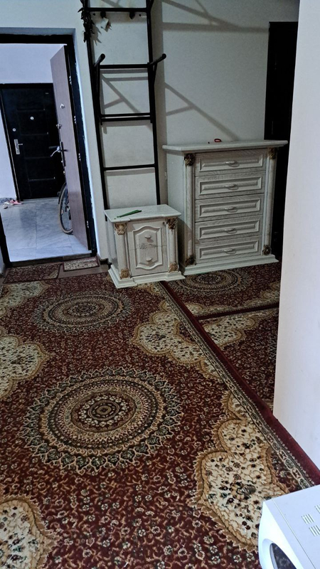 Srochna 3 xonali kvartira sotiladi