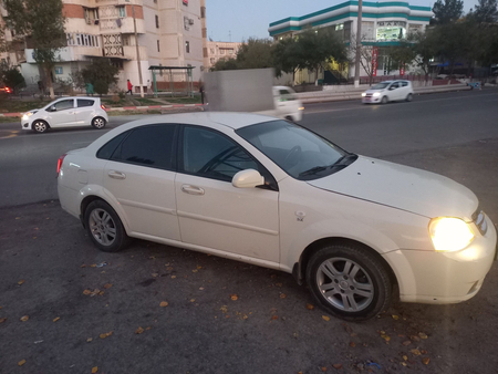 Lasetti 1.8 sotiladi