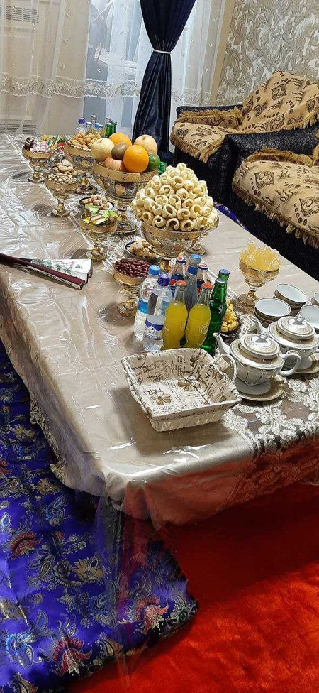Стол и стулья. 2.5х 1.10 см