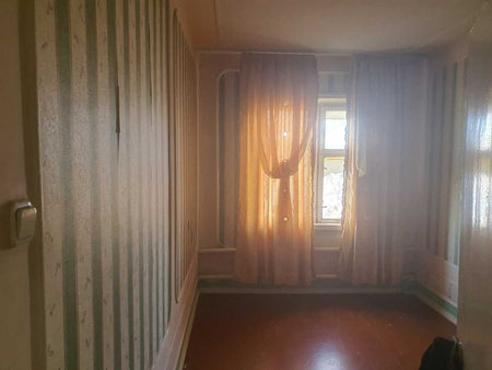Guliston shahar 4-mavzeda 5 xonali uy sotiladi.