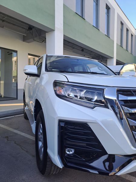 • Toyota Land CRUISER PRADO  •