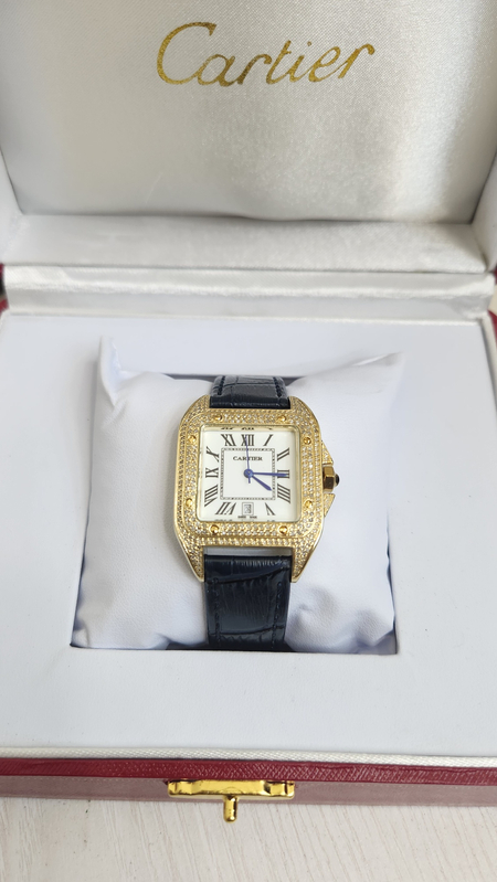 Золотые часы Cartier с бриллиантами.
