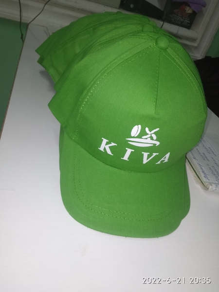 Kepka va futbolkalar logotip bilan