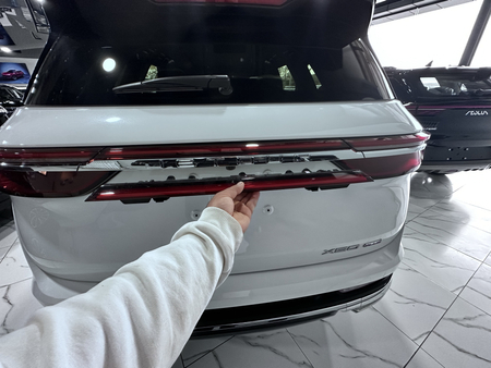 JETOUR X90 plus orqa uzun fara