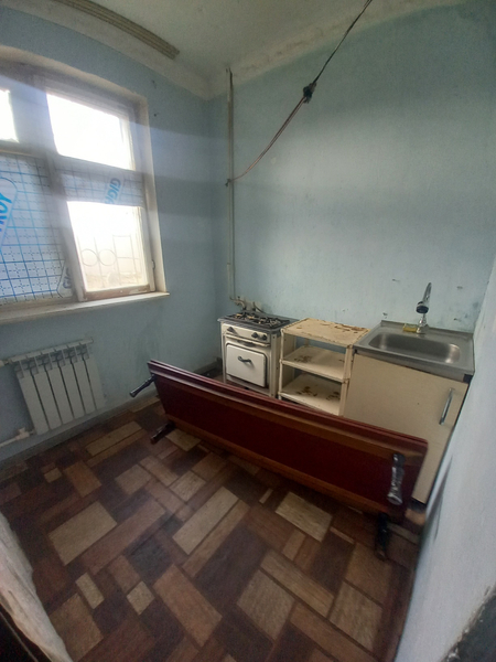 Срочно продаётся 1 ком квартира  в чирчике 1 этаж 4 мкн