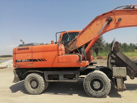 Doosan 210 srochna sotiladi