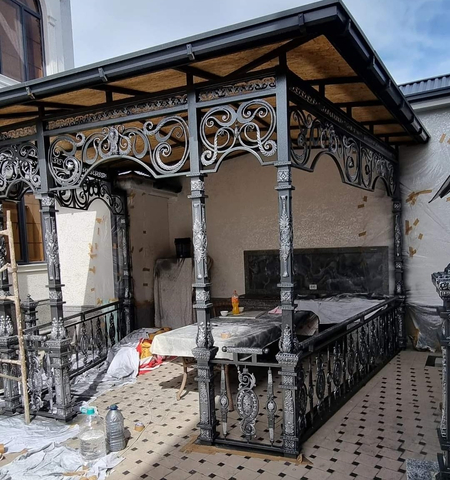 Дарвоза, решётка, перилалар ва козероглар