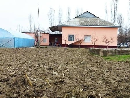 Уй сотилади! 13 соток 7 хонали.