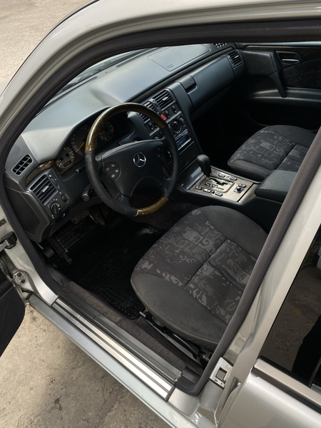 W210 Mercedes Benz
