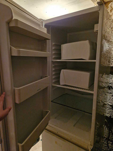 Продам 2х камерный встраиваемый холодильник Ariston