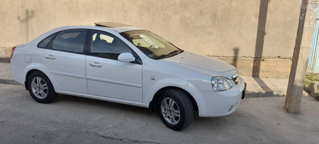 Lacetti 1.8 sotiladi