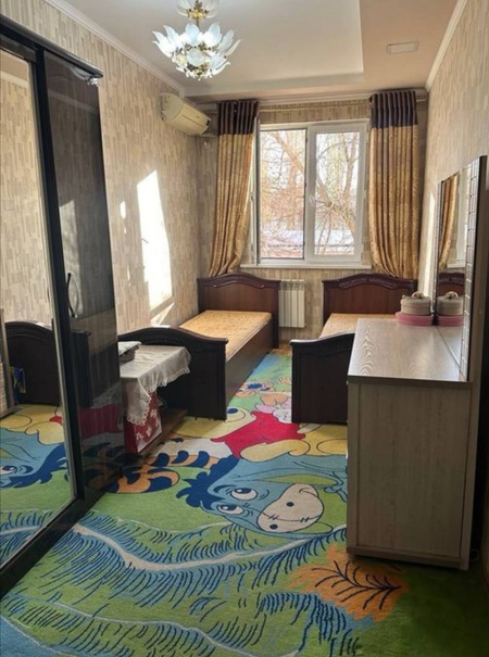 .Продам 2комнатную 3этаж хороший ремонт балкон 1,5х3 Фархадский 10квар