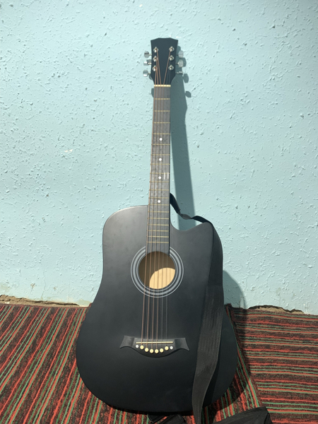 Gitara akustik sotiladi