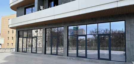 Kolyoniy 10mm oyna xizmatlari, ofis va fasad uchun vitraj.