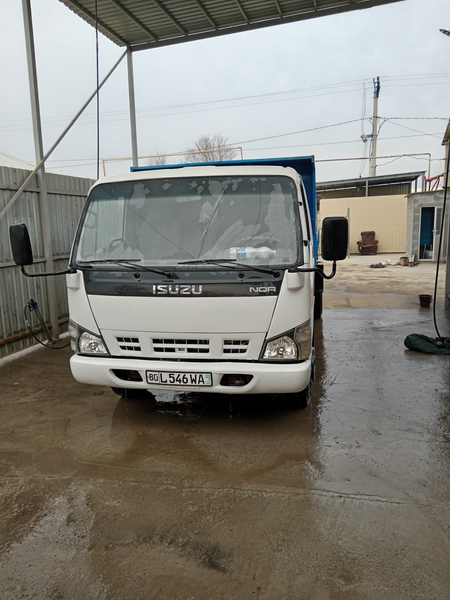 Isuzu 2013-yil. Orqa shinalar yangi. Isuzu Zavadskoy. Samosval.
