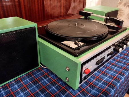Проигрыватель KONCERT M Rock’n’Roll Custom Restored