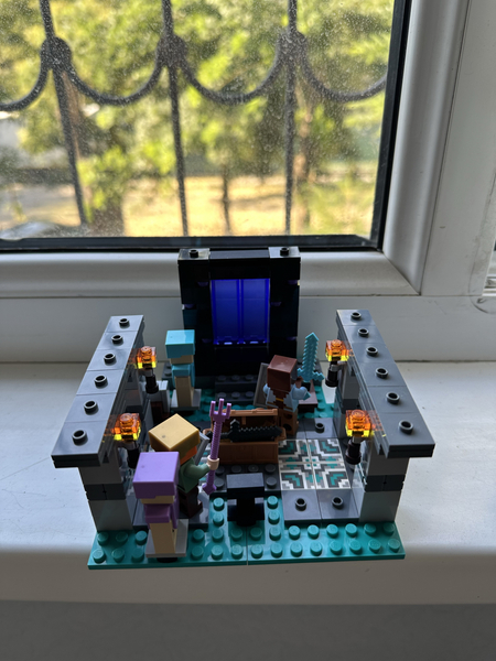 Продаю 4 коллекционных наборов Lego и несколько фигурок! Очень выгодно
