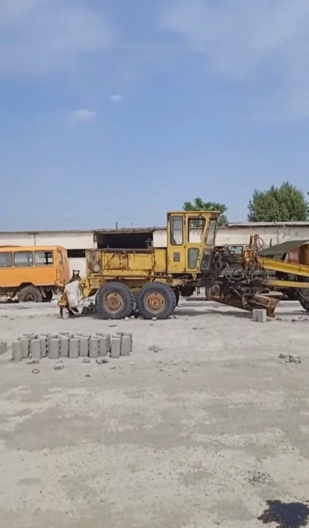 Продается база, около 1 га, с зданием, ангарами и техникой!