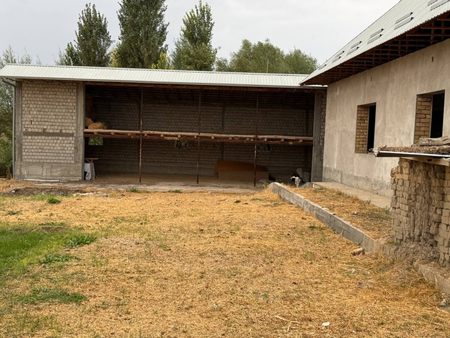 Продаётся земля с готовой фермой в Янгибазаре, Париж на берегу реки.