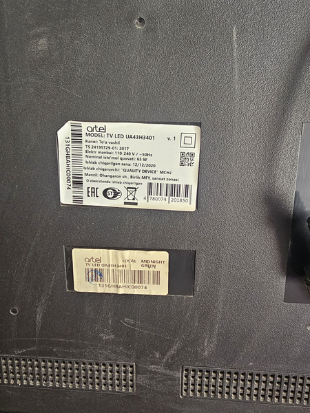 Artel Smart TV 43 lik golosovoy pulti bilan ekran singan.