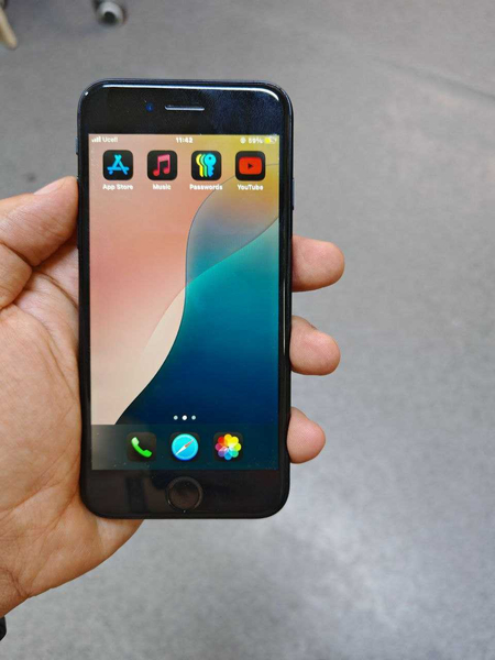 Продам Iphone SE 2020