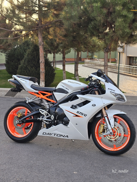 Сотилади Trumph Daytona 675R