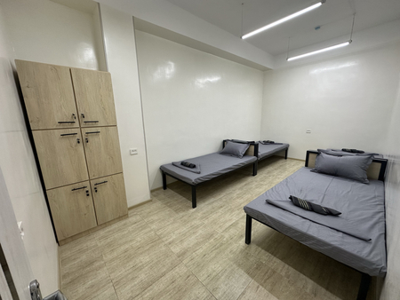 Hostel kunlik yotoqxona. Arzon mehmonxona