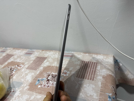 iPad 5 yaxshi holatda, chexoli ham bor. 32 gb xotira