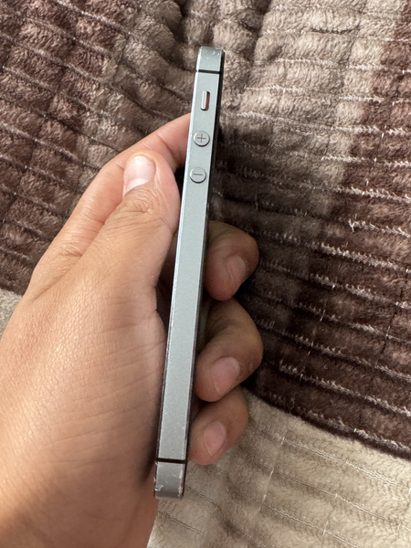 iphone 5s hama yodi iwlidi aybi aykloti bor ekran singan sms oqidi ..