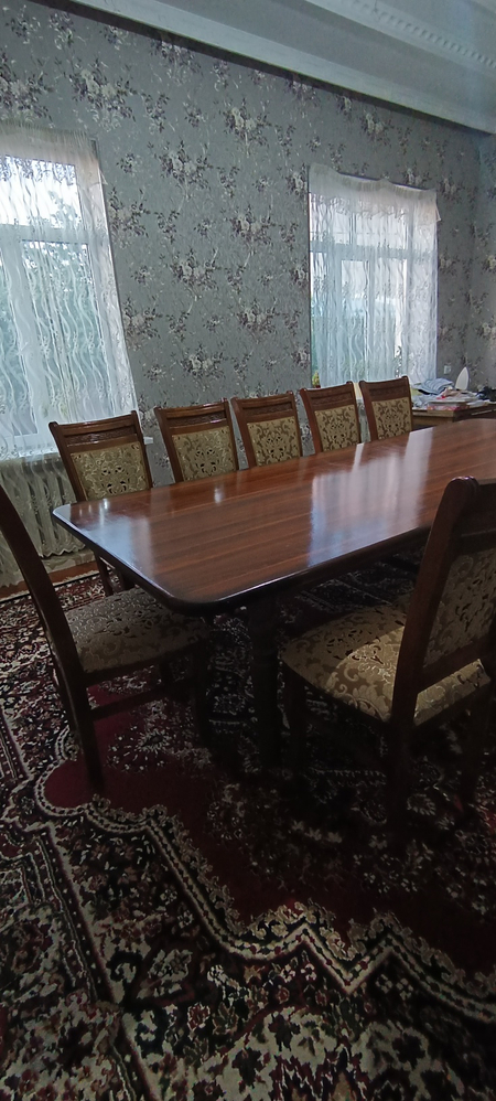 Продаётся б/у стол и стулья