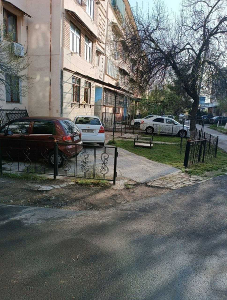 Юнусабад 18 квартал. Срочно продается квартира 4/1/4. Кирпич