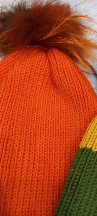 Продаю вязаные шапки, ручной работы.Цена 100 т. сум. за  любую шапку.