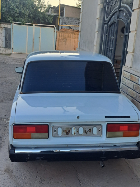 Lada 2107 sotiladi