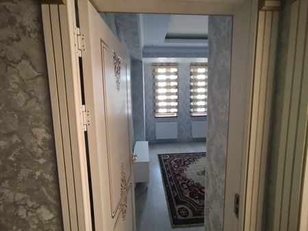 3 xonali  uy sotiladi, sag gilamlarini orqa tomonida