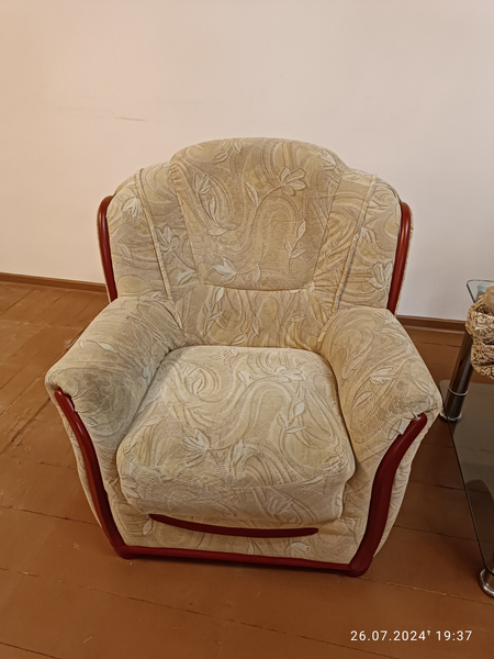 Myahkiy divan ugalok
