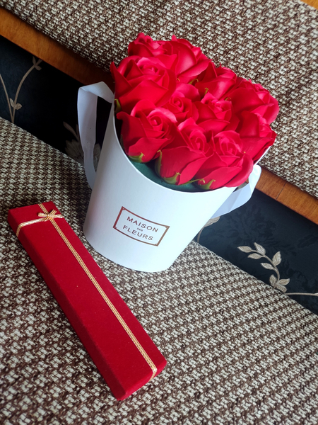 Подарок для девушки букет цветов и цепочка с кулоном Cartier, Картье