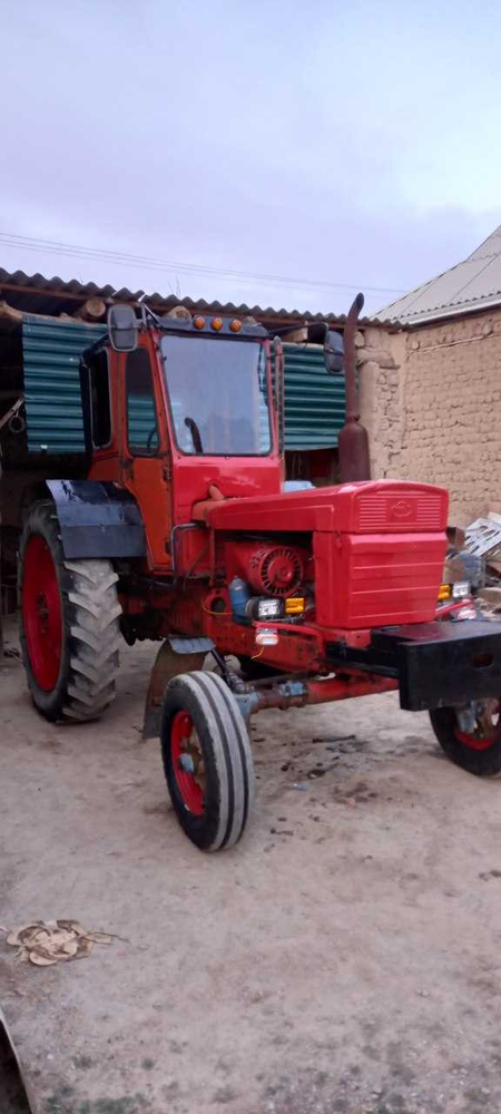 Traktor T28 radnoy