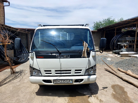 Isuzu 8 tonnaliq sotiladi