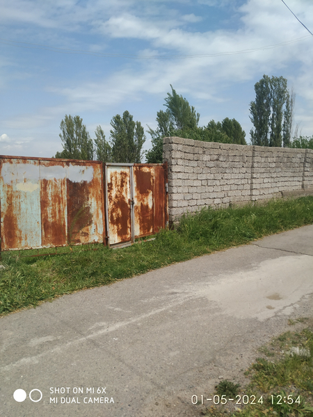 Тошкент вилояти Юкоричирчик туманида 2хона,6сотх учаска сотилади.