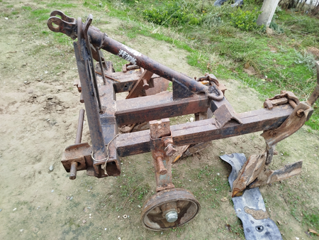 Traktor sotiladi.