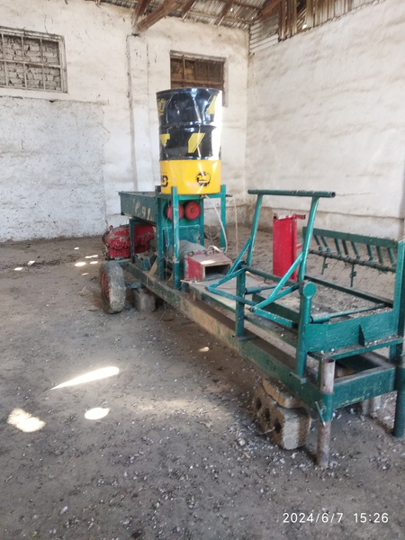 Xom gʻisht ishlab chiqaradigan apparati sotiladi
