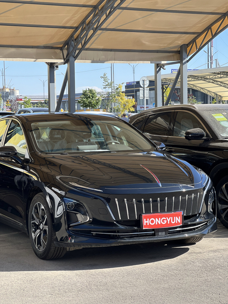 Hongqi 2024 yil 0 probeg naxtga 17.000 kredit 17.500