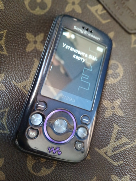 Assalom alekum Retro telefon sotiladi Tuq Siyoxrang Sony Ericsson W395