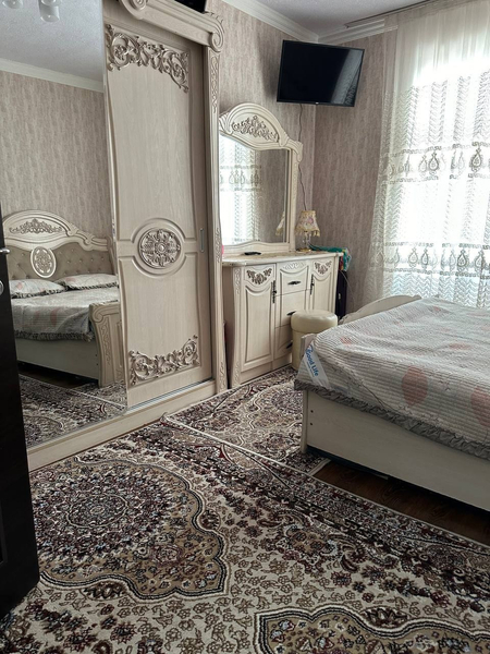 Dom sotiladi 6 etj 2 xona barcha mebel texniklari bilan yolni boyida