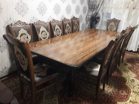 Продаётся стол со стульями в гостиной и раскладное кресло