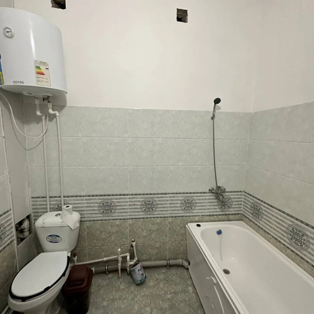 8 mkr da joylashgan 2 xonalik 2 qavatdagi 55 kv lik kvartira tez sotil