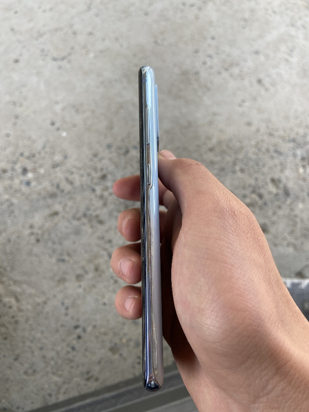 Samsung s20 o‘zi oynasini burchagi singan