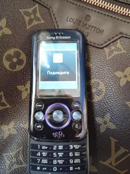 Assalom alekum Retro telefon sotiladi Tuq Siyoxrang Sony Ericsson W395