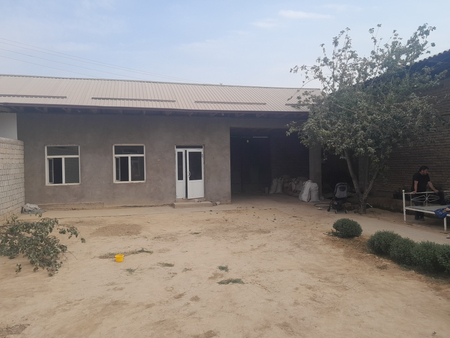 Uy sotiladi ! 4 cotik 2 ta kotta hona manzil ko'k terak  kelishamiz