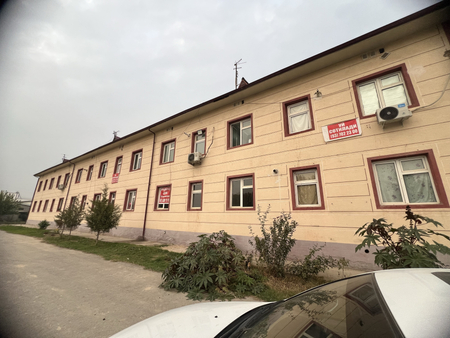 Yangiyol bitonka boyida 2 etajkali 1 etajida 3 xonali kvartira sotilad